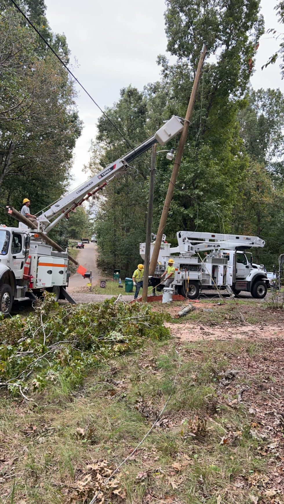 Minnesota electric co-ops send lineworkers to aid power restoration ...
